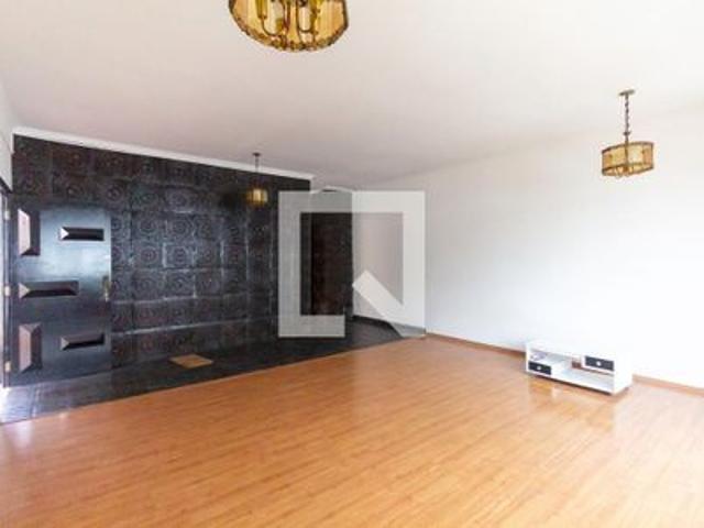 Casa para alugar com 257m², 4 quartos e 4 vagas