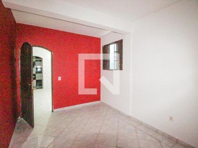 Casa para alugar com 33m², 1 quarto e sem vaga