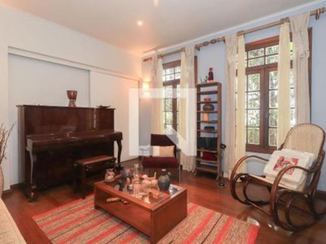 Casa para alugar com 300m², 4 quartos e 2 vagas