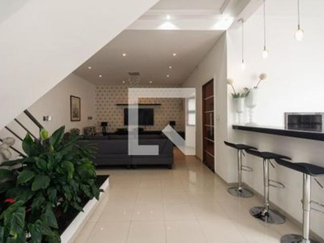 Casa para alugar com 300m², 4 quartos e 4 vagas