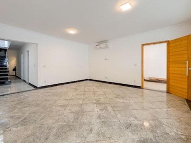 Casa para alugar com 300m², 5 quartos e 2 vagas