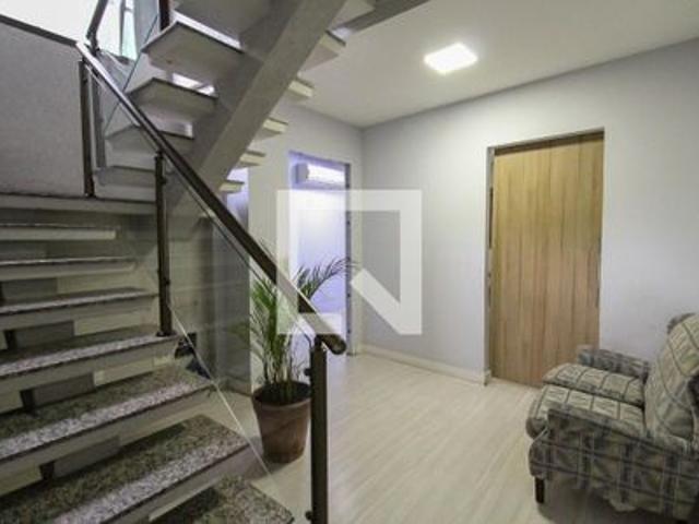Casa para alugar com 300m², 7 quartos e 4 vagas