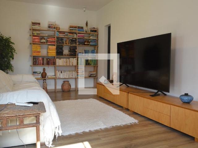 Casa para alugar com 318m², 4 quartos e 4 vagas
