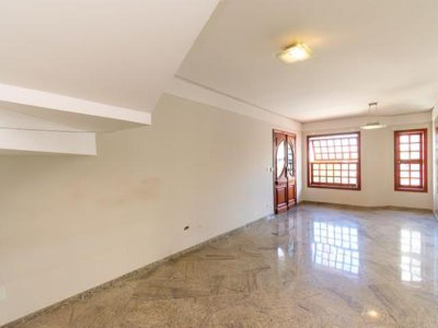 Casa para alugar com 325m², 6 quartos e 5 vagas