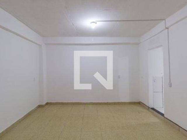 Casa para alugar com 32m², 1 quarto e sem vaga