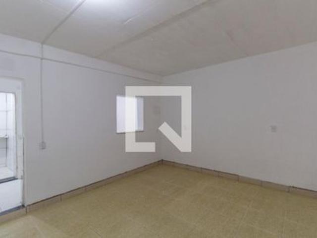 Casa para alugar com 32m², 1 quarto e sem vaga