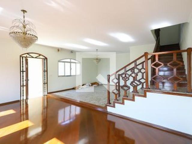 Casa para alugar com 330m², 4 quartos e 4 vagas