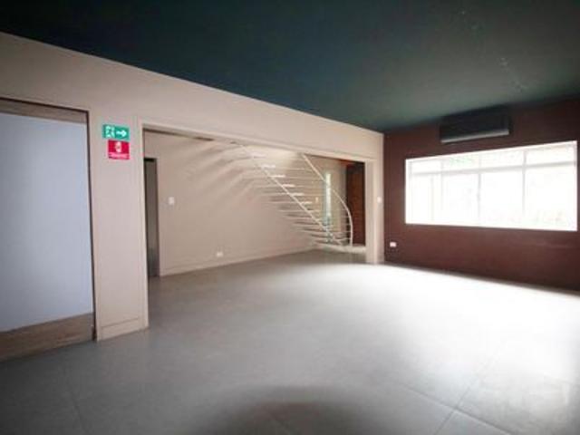 Casa para alugar com 330m², 4 quartos e 4 vagas