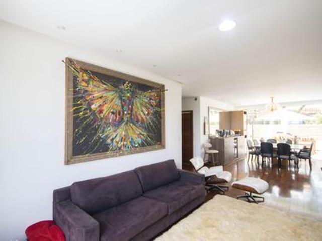 Casa para alugar com 330m², 4 quartos e 4 vagas