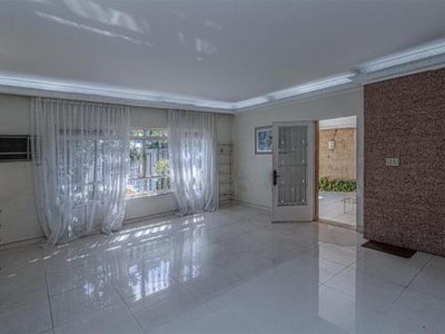 Casa para alugar com 330m², 4 quartos e 4 vagas