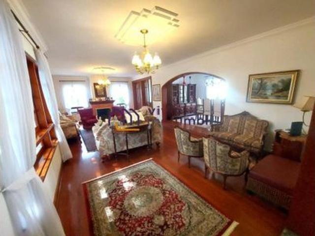 Casa para alugar com 330m², 4 quartos e 6 vagas