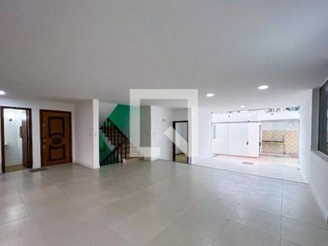 Casa para alugar com 330m², 4 quartos e 7 vagas