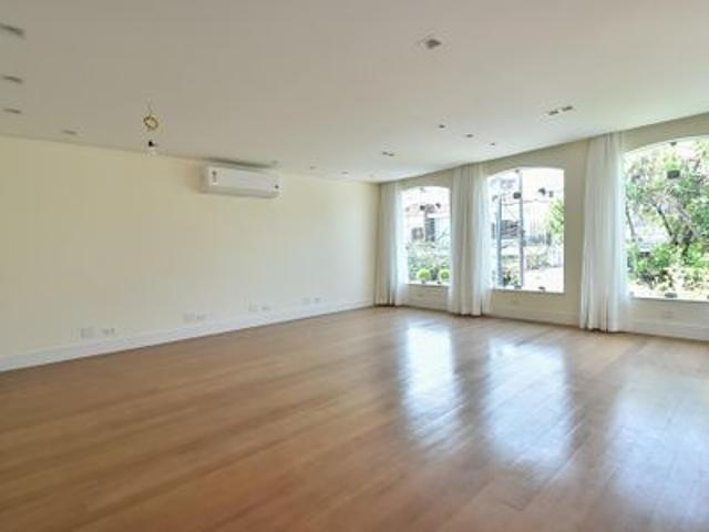 Casa para alugar com 330m², 5 quartos e 3 vagas