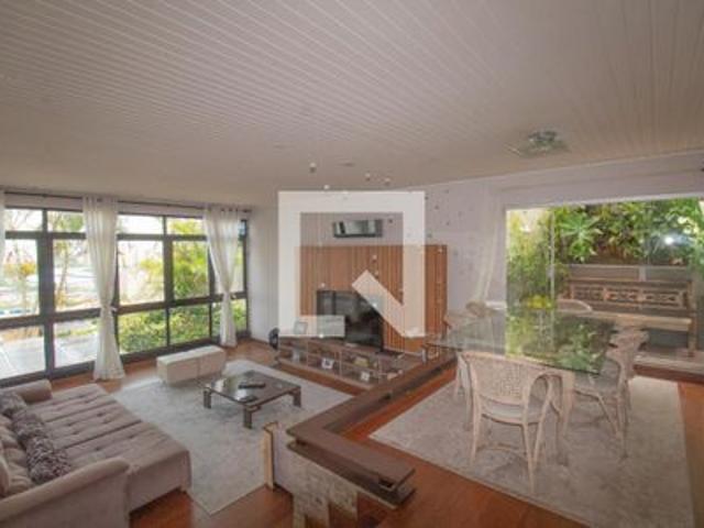 Casa para alugar com 334m², 4 quartos e 5 vagas