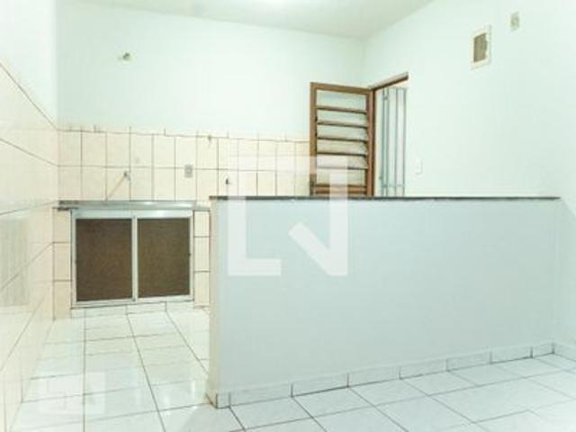 Casa para alugar com 37m², 1 quarto e sem vaga