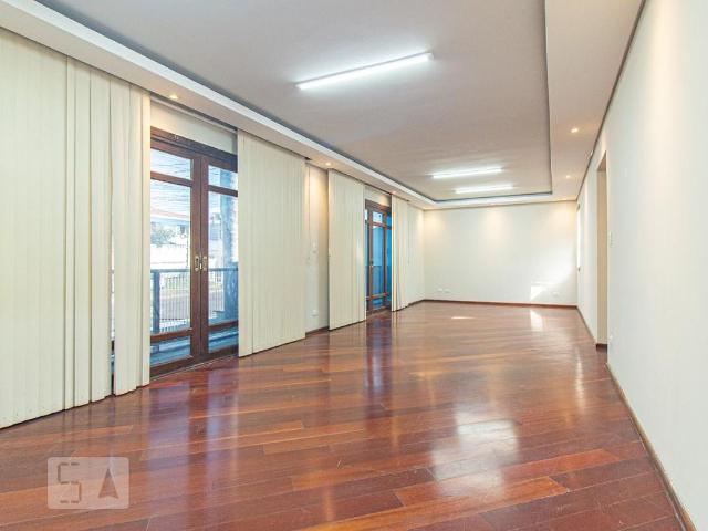 Casa para alugar com 350m², 5 quartos e 8 vagas