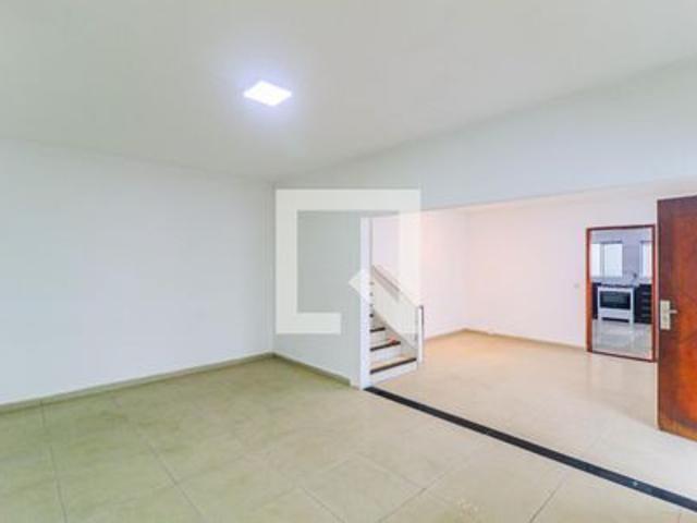 Casa para alugar com 371m², 16 quartos e 16 vagas
