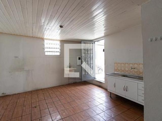 Casa para alugar com 38m², 1 quarto e sem vaga