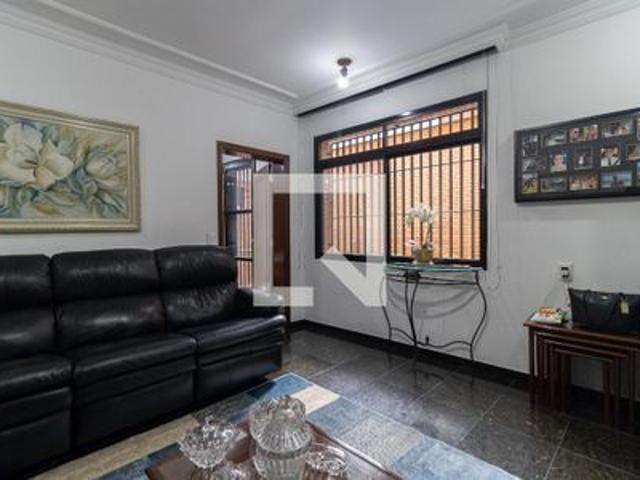 Casa para alugar com 390m², 5 quartos e 4 vagas