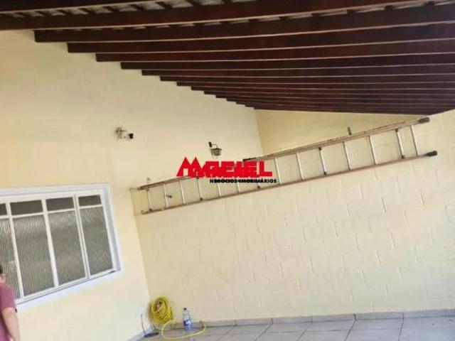 casa para alugar em ótima localização,com dois quartos sala ampla cozinha com azulejo area de servi