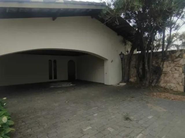 Casa para alugar. Linda e bem espaçosa, com piscina, 4 quartos, 5 banheiros e 5 vagas