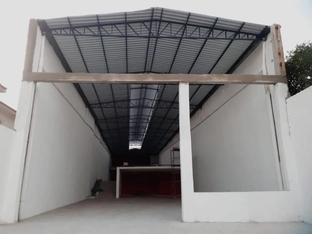 Casa para Aluguel, 640 m² por R$ 8.000