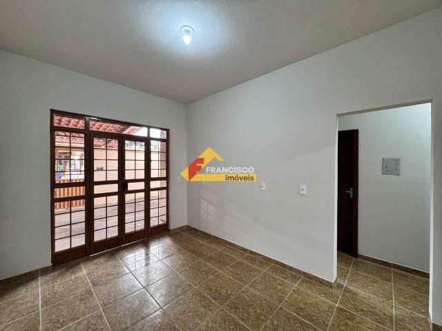 Casa para aluguel, 3 quartos, 1 vaga, Quintino Divinópolis/MG