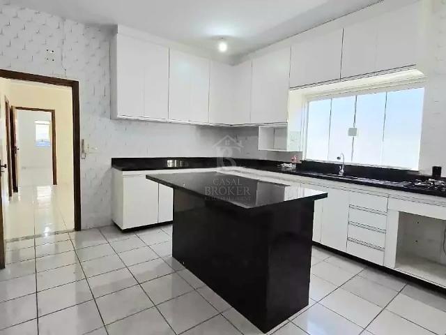 Casa para Aluguel com 3 quartos por R$ 3.300
