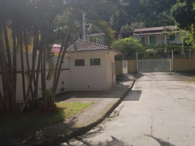 Casa para Aluguel com 3 quartos, 180 m² por R$ 3.400