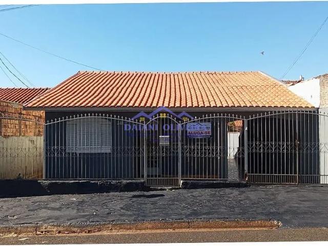 Casa para Aluguel com 3 quartos, 10 m² por R$ 810
