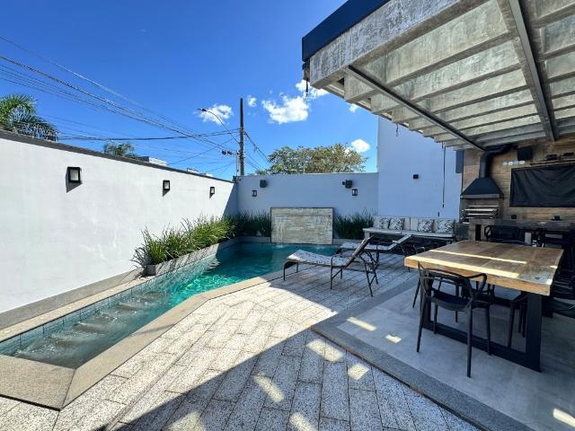 Casa para Aluguel com 3 quartos, 240 m² por R$ 18.900