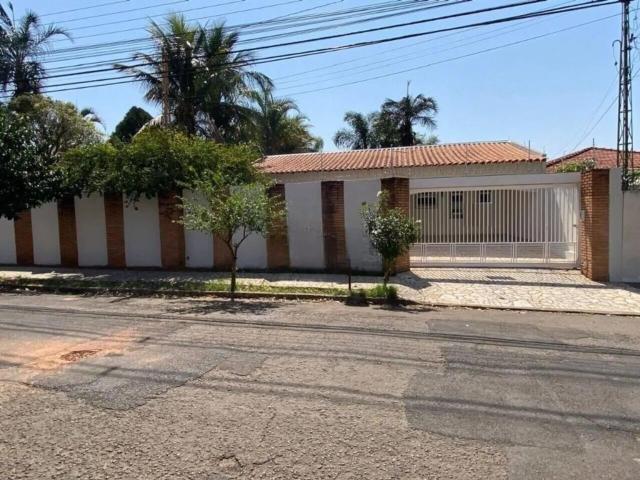 Casa para Aluguel com 3 quartos, 250 m² por R$ 3.800