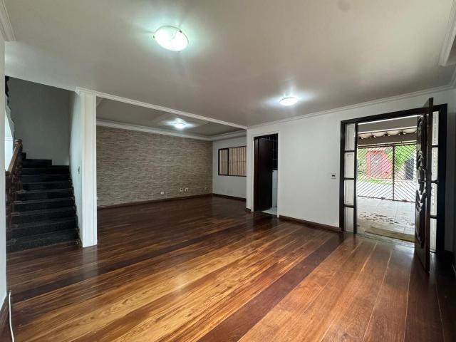Casa para Aluguel com 3 quartos, 252 m² por R$ 5.200