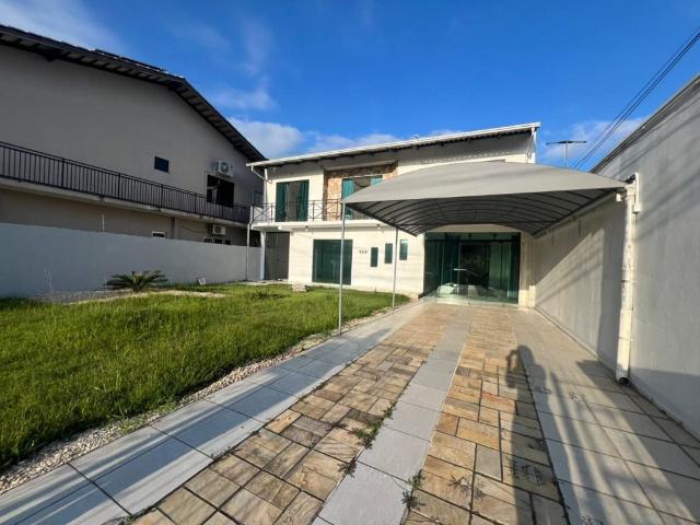 Casa para Aluguel com 3 quartos, 256 m² por R$ 6.700