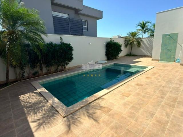 Casa para Aluguel com 3 quartos, 266 m² por R$ 9.000