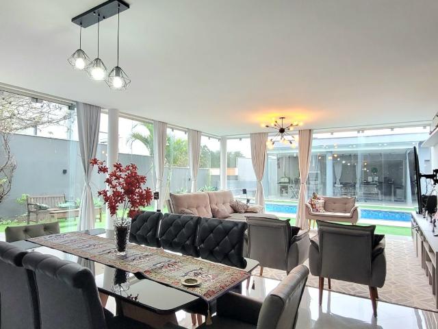 Casa para Aluguel com 3 quartos, 270 m² por R$ 7.500