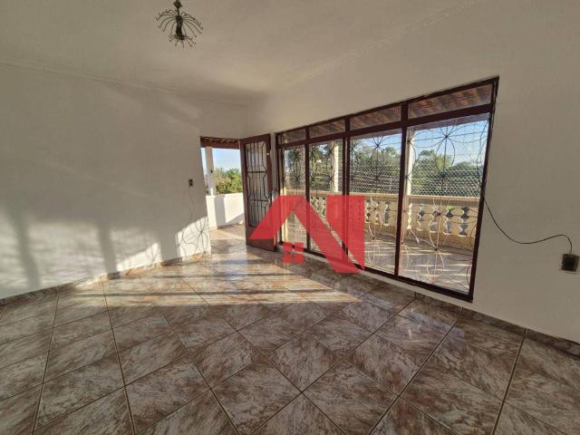 Casa para Aluguel com 3 quartos, 200 m² por R$ 2.000