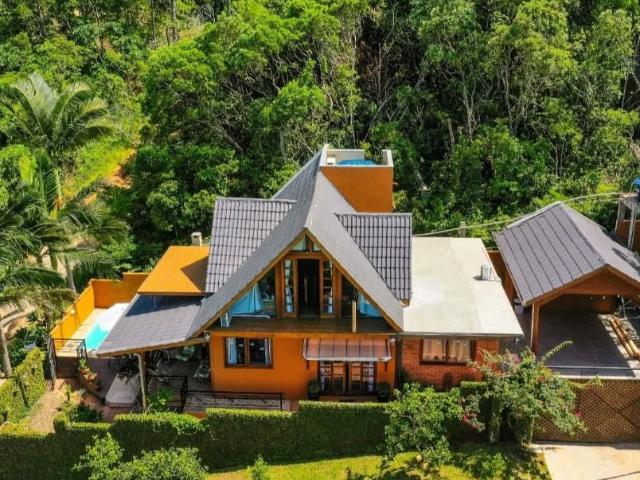 Casa para Aluguel com 3 quartos, 220 m² por R$ 8.000