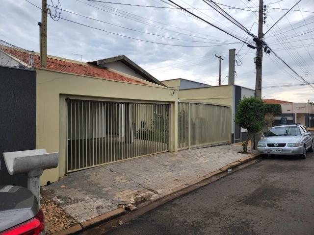 Casa para Aluguel com 3 quartos, 360 m² por R$ 4.500