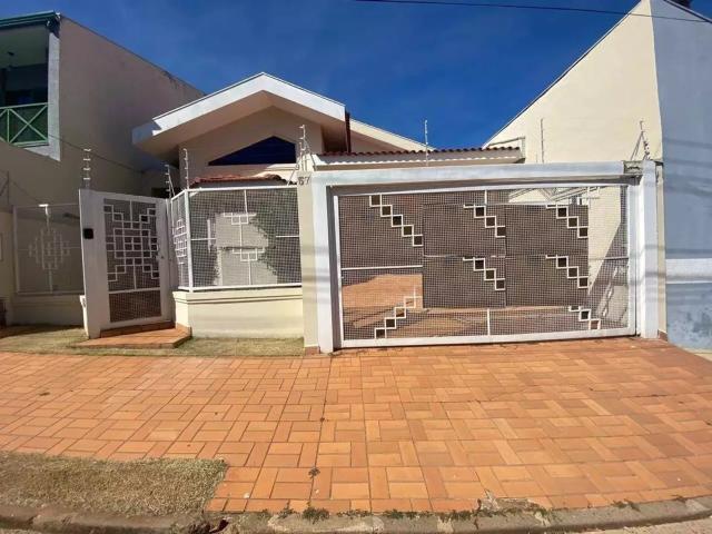 Casa para Aluguel com 3 quartos, 360 m² por R$ 4.600