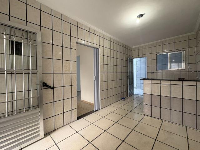 Casa para Aluguel com 2 quartos, 50 m² por R$ 1.400