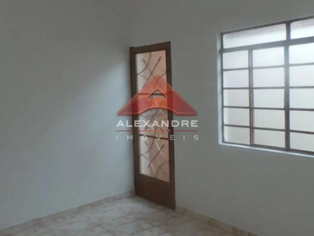 Casa para Aluguel com 2 quartos, 65 m² por R$ 1.700