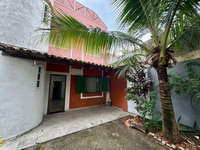 Casa para Aluguel com 4 quartos, 159 m² por R$ 4.680