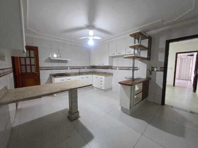 Casa para Aluguel com 4 quartos, 180 m² por R$ 3.700