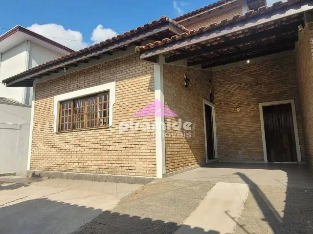 Casa para Aluguel com 4 quartos, 190 m² por R$ 4.800