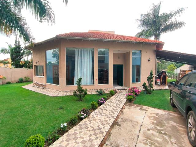 Casa para Aluguel com 4 quartos, 240 m² por R$ 6.500