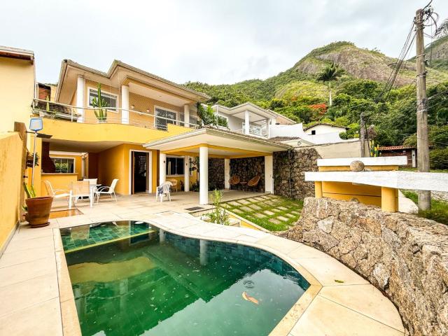 Casa para Aluguel com 4 quartos, 246 m² por R$ 15.000
