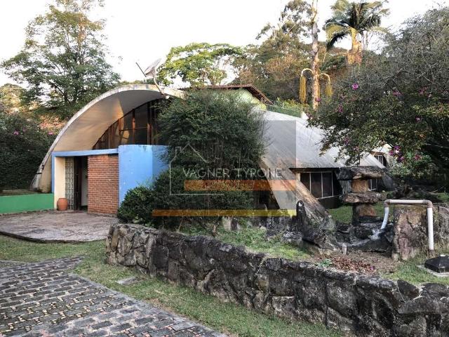 Casa para Aluguel com 4 quartos, 253 m² por R$ 7.680