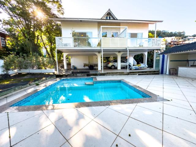 Casa para Aluguel com 4 quartos, 250 m² por R$ 8.500