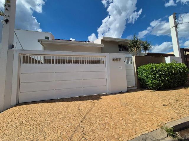 Casa para Aluguel com 4 quartos, 260 m² por R$ 5.500